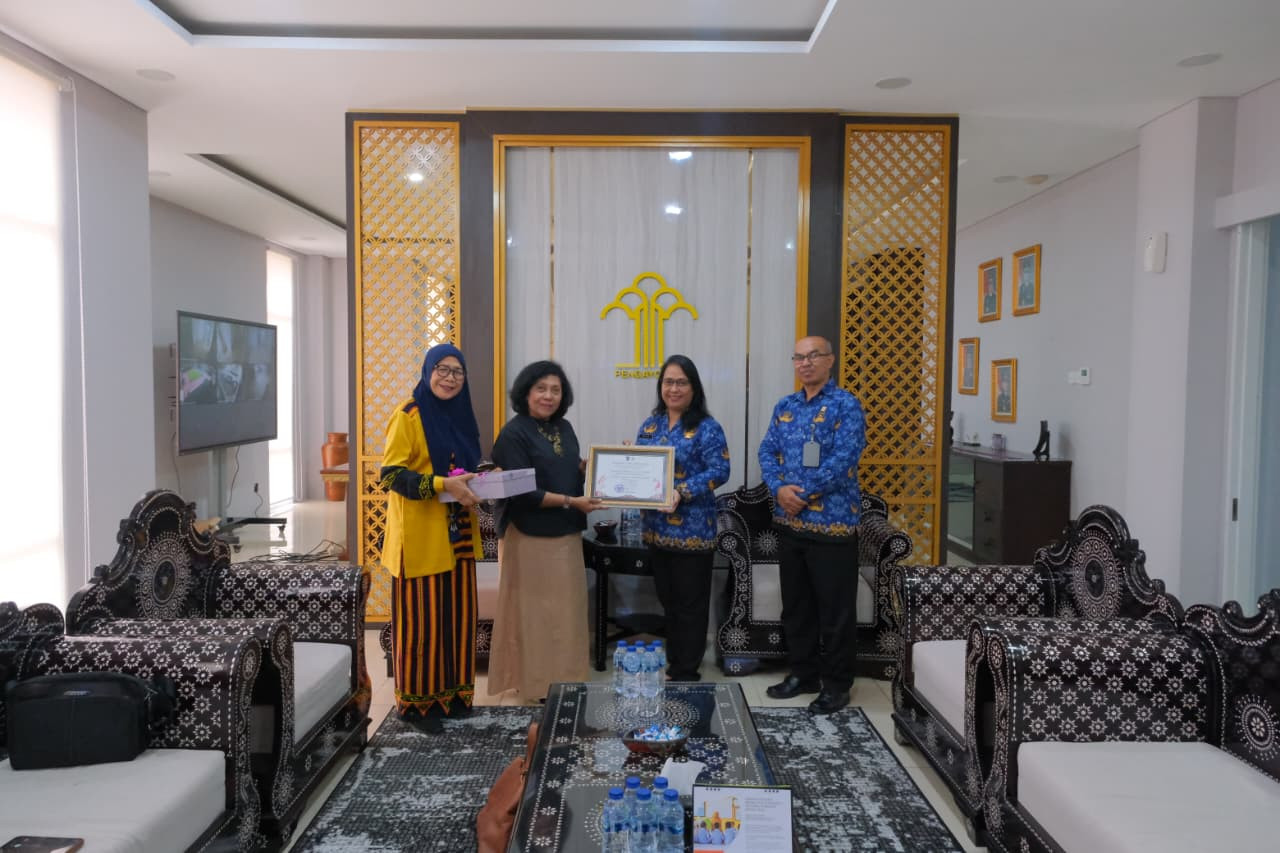 Kakanwil Gusti Putu Milawati terima penghargaan dari BKOW NTB, sentil KI