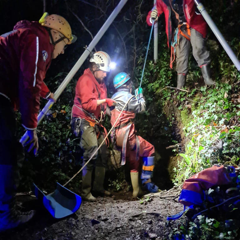 Injured caver rescued from 'awkward' entrance
