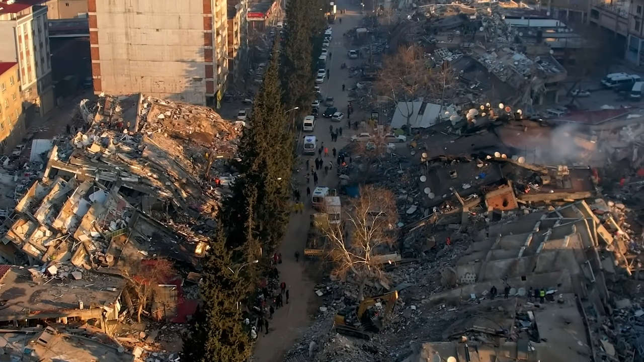 How ground and buildings decide who survives an earthquake