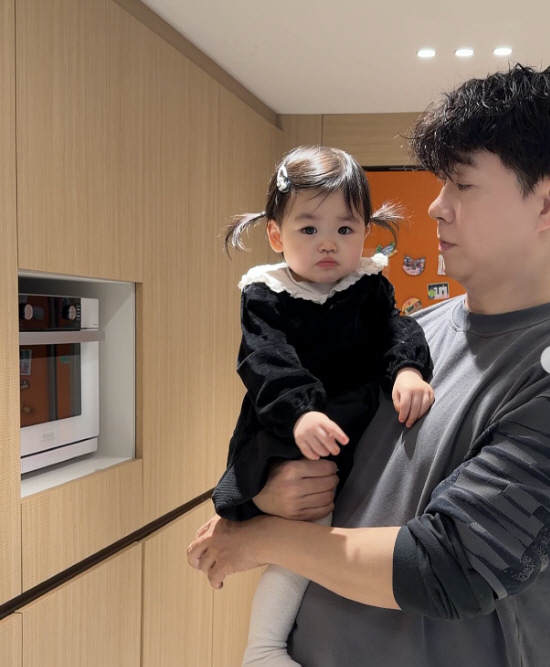 Park Soo-hong, a 24-year nursery sponsor, hosts a donation broadcast on ...