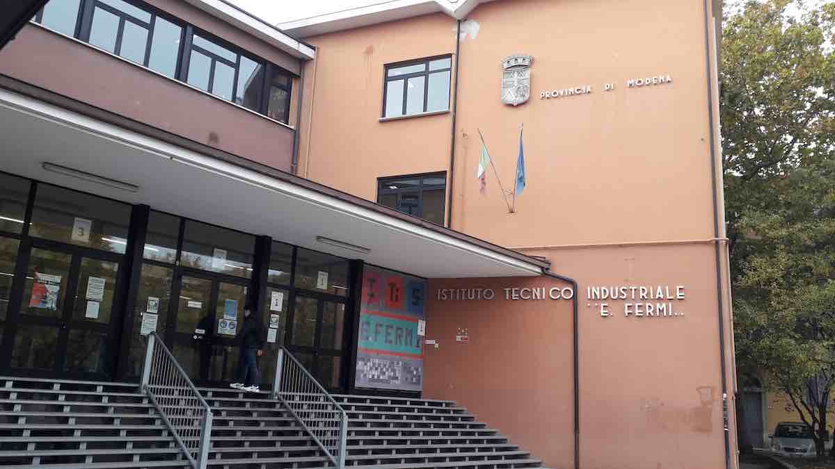 Spunta una «lista degli stupri» anche a Modena, le scritte nei bagni ...