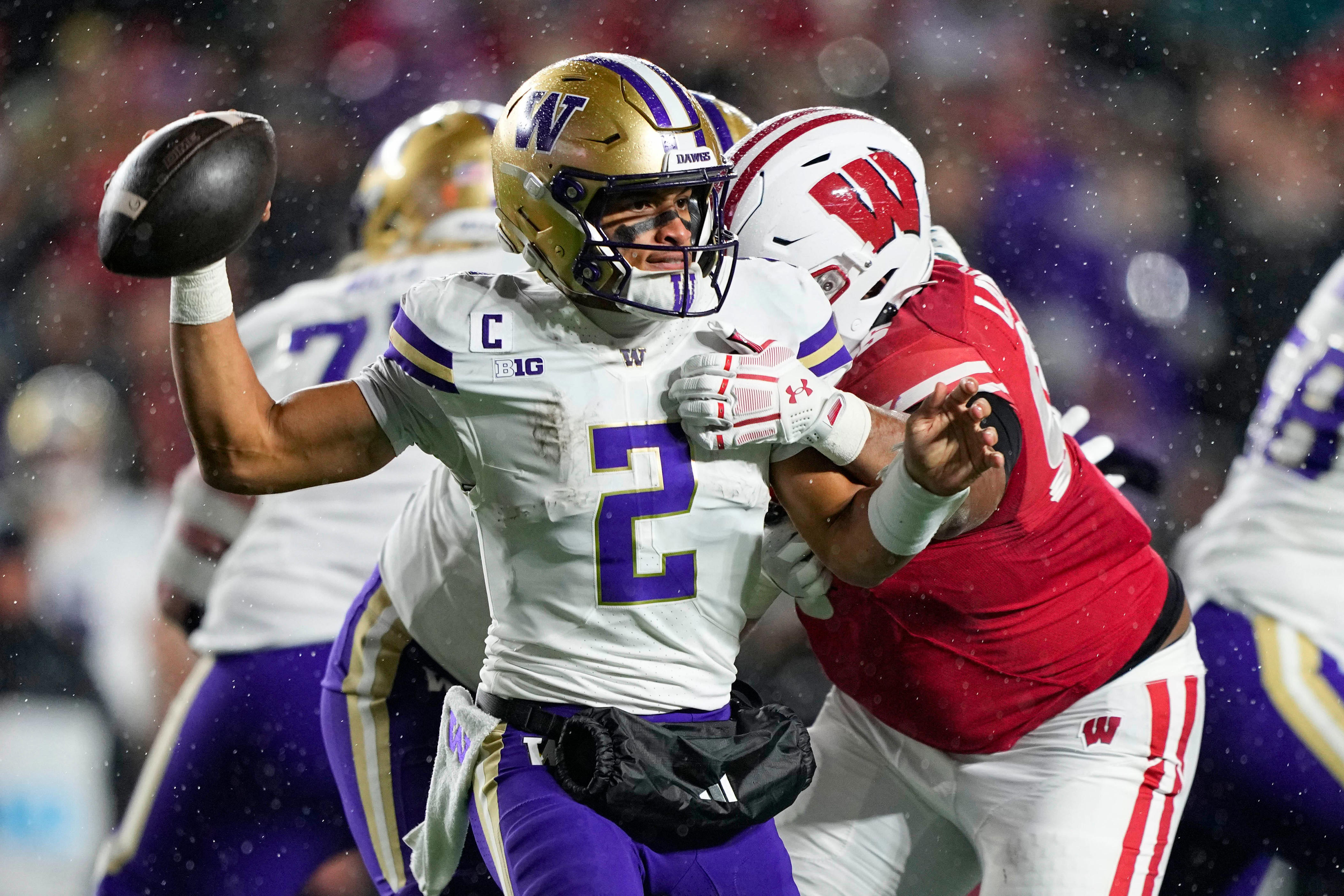 Wisconsin football veteran lineman declares for NFL draft