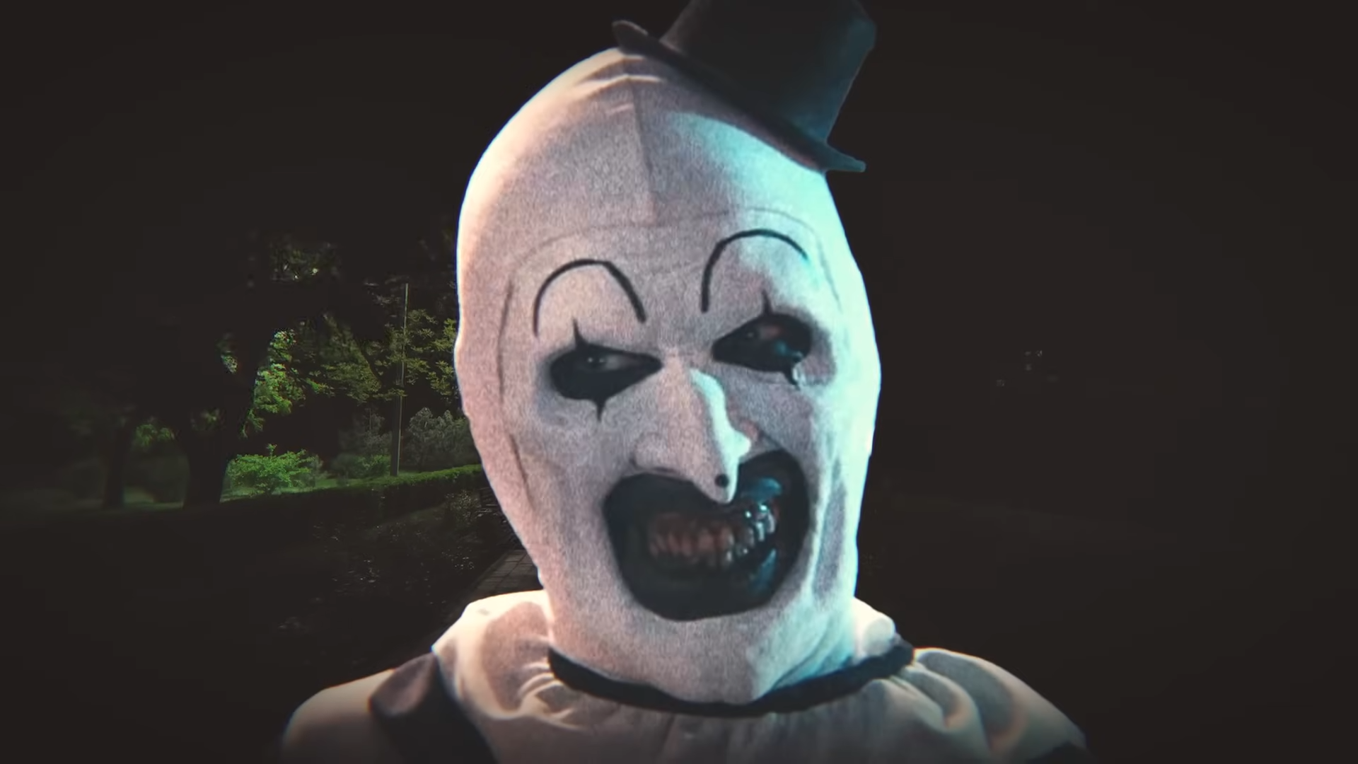 He wore a wig, a nose… and killed people