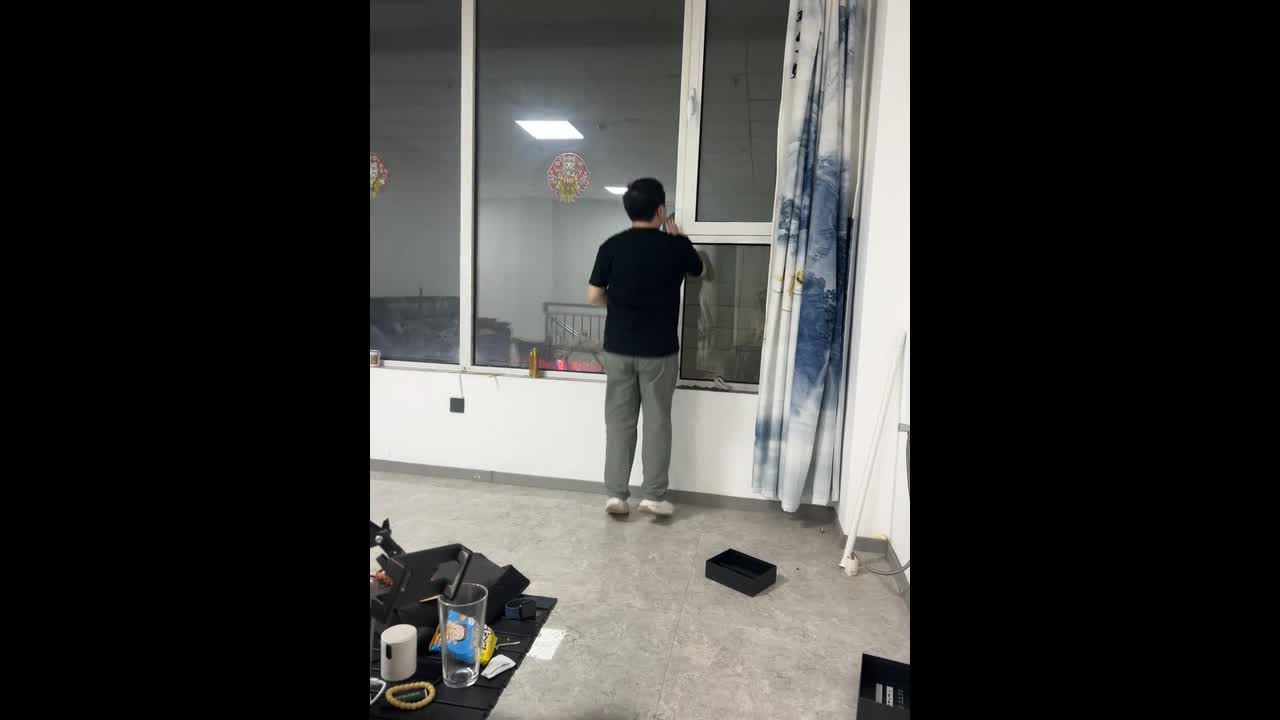 Man jumps to reach high window lock in Shanxi, China