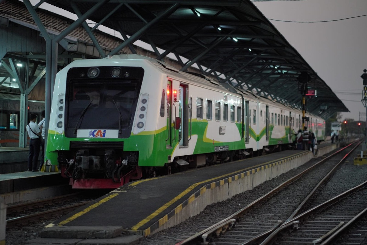 Puluhan ribu penumpang manfaatkan kereta api di stasiun wilayah Daop 8 ...