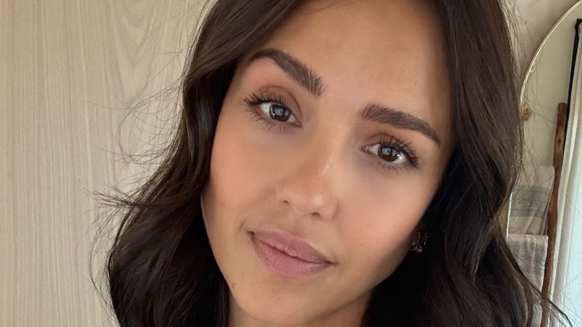 Jessica Alba (44 år gammel) viser frem magemusklene sine på stranden