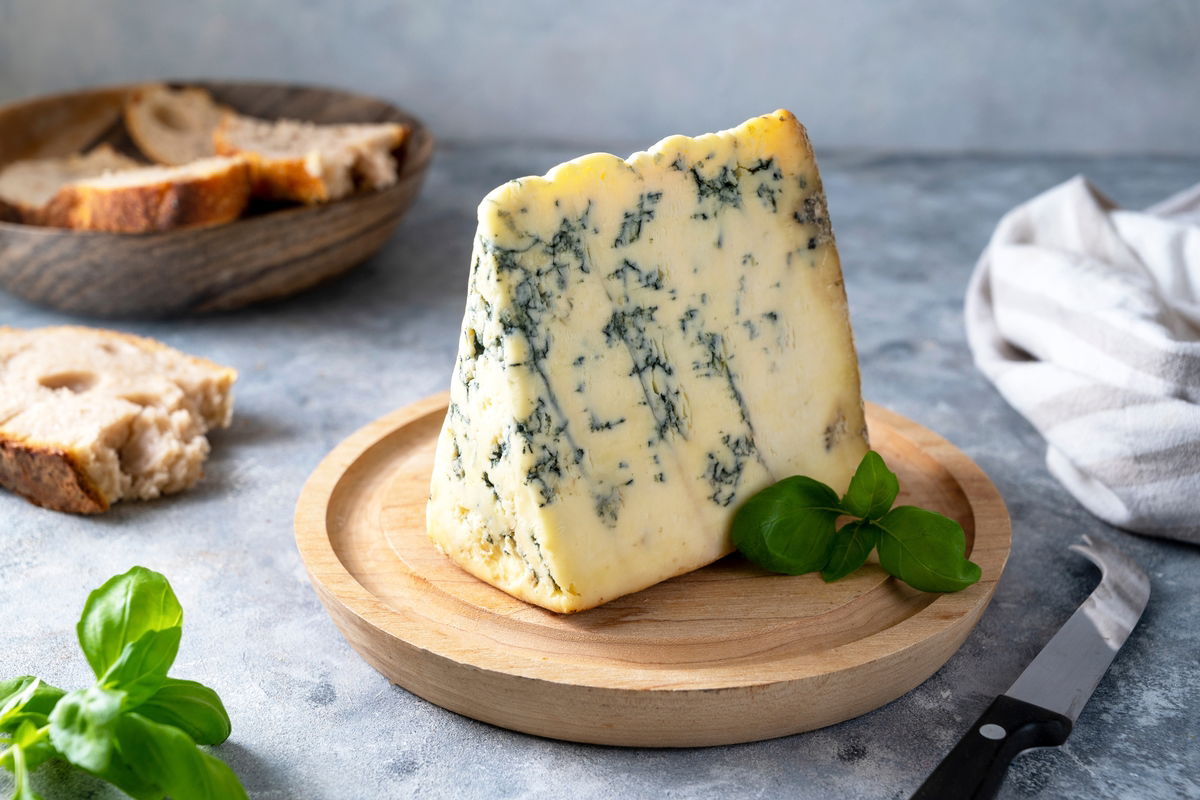 Queijo mofado faz mal? Quando comer (e como saber se está estragado)