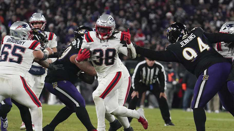 Former Oklahoma quarterback stumbles in crucial division battle