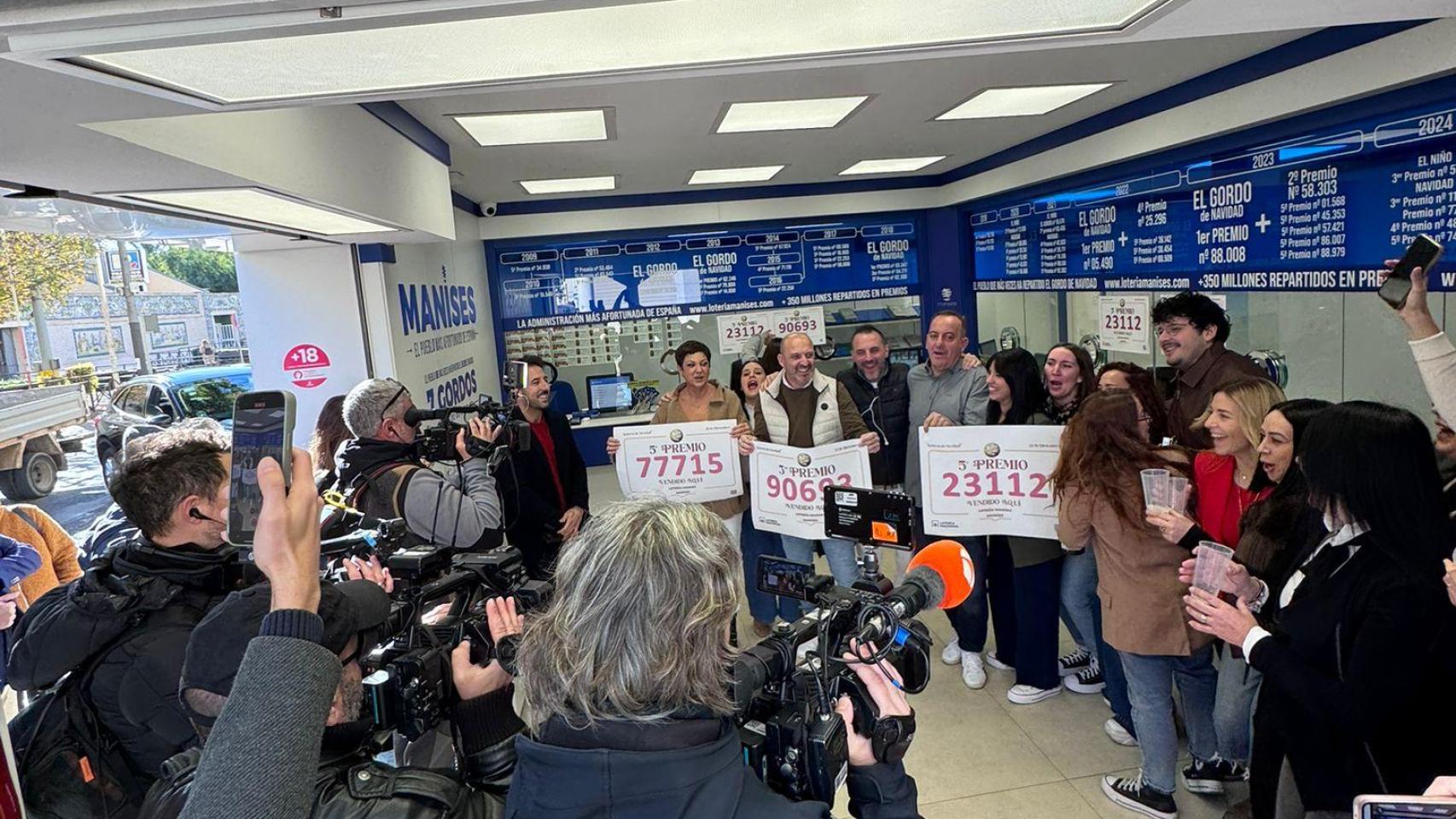 Rafa, el lotero que vuelve a repartir suerte en Manises con el tercero ...