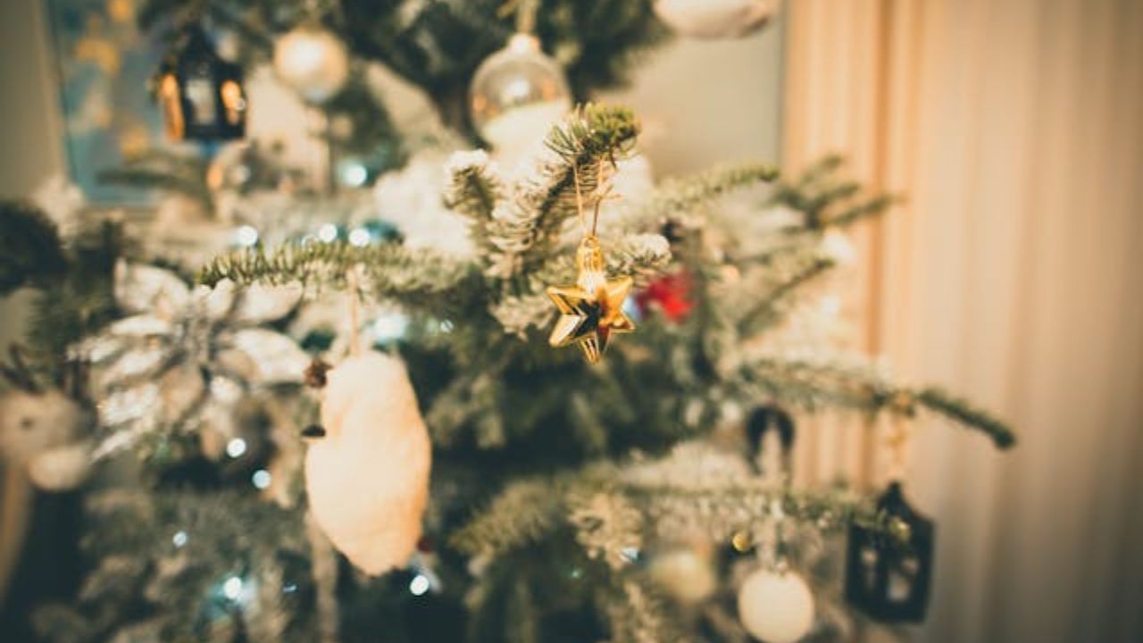 The simple trick that makes any artificial Christmas tree look real