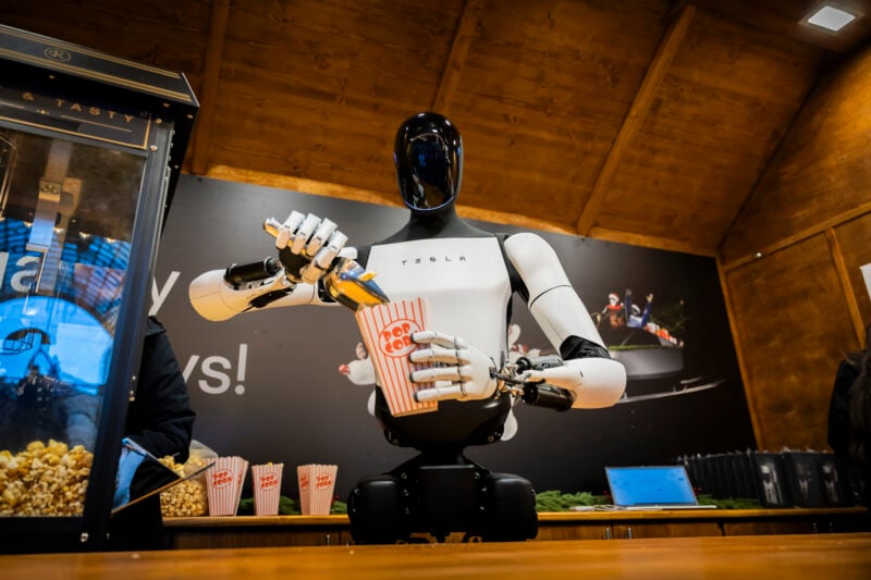 Ich habe mir den Optimus-Roboter von Tesla in Berlin angesehen – eine ...