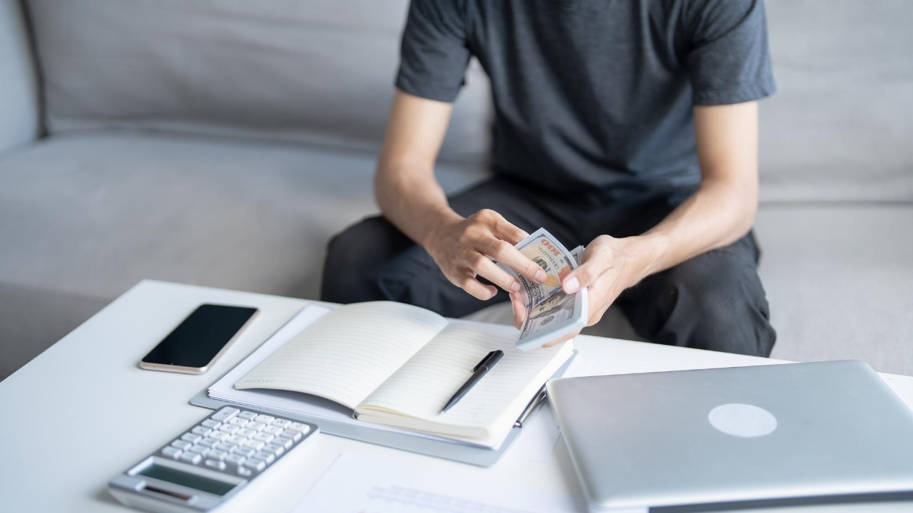 8 simple habits that make saving feel effortless