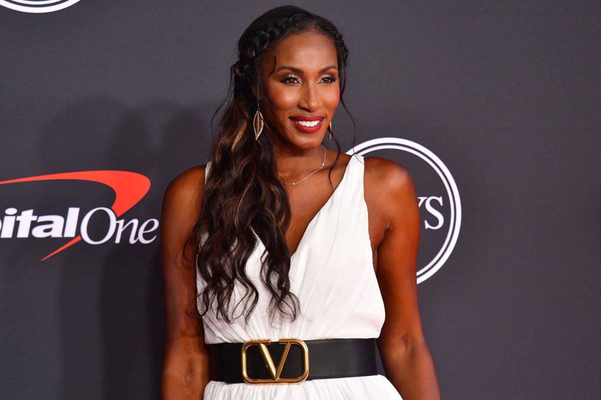 Basketball legend Lisa Leslie reacts to dunking WNBA player