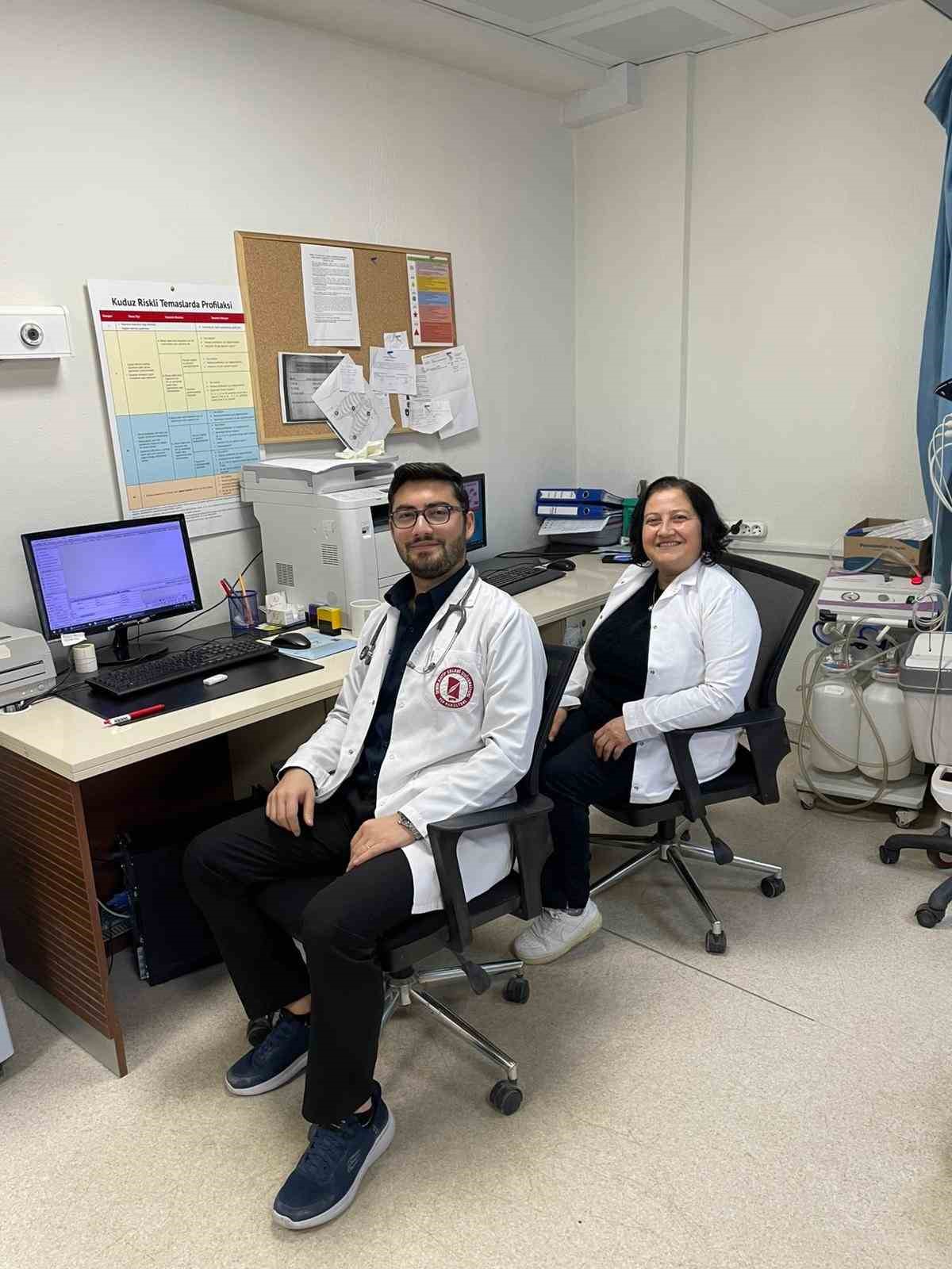 Ebe anne doktor oğluyla birlikte şifa dağıtıyor