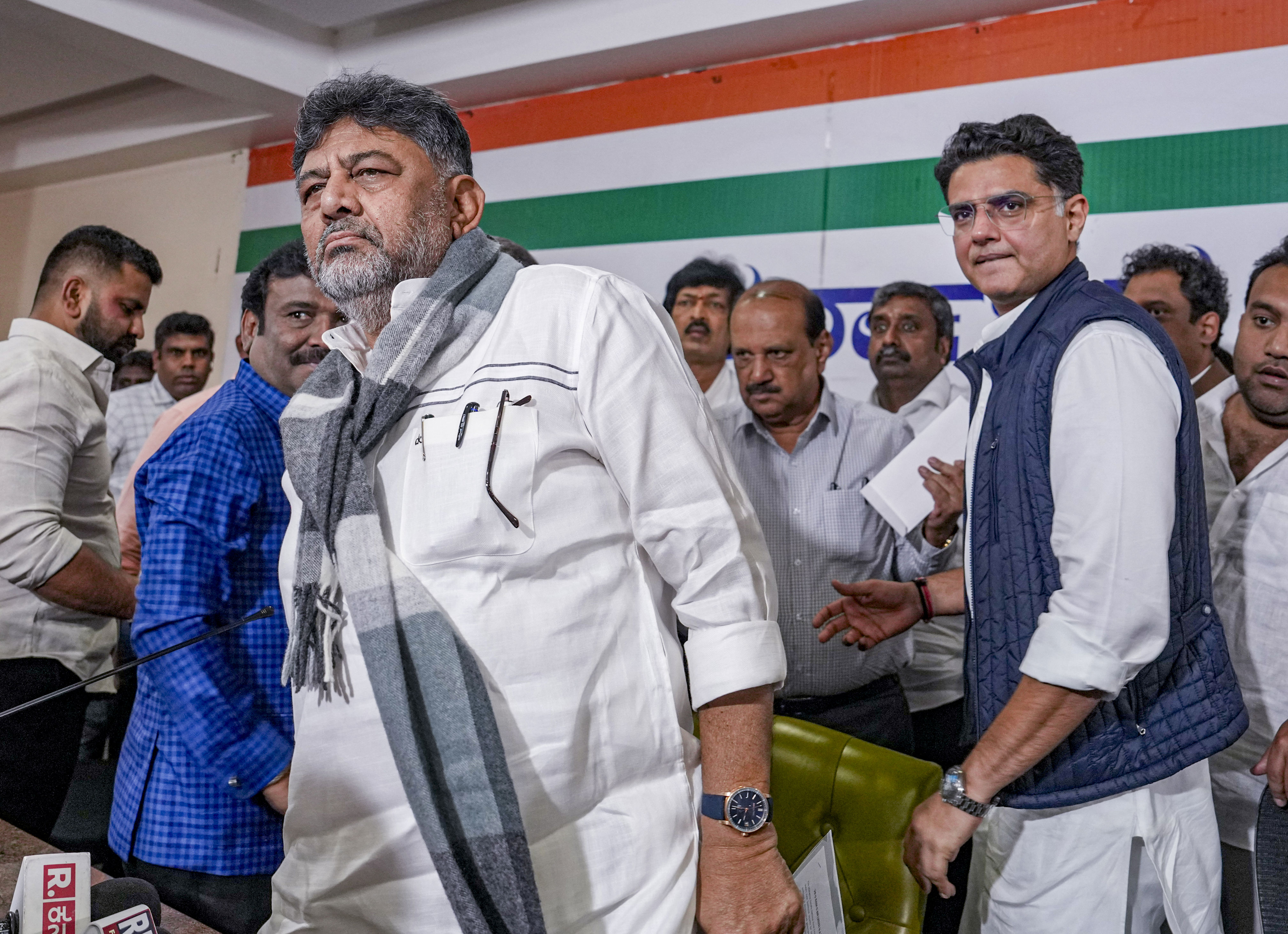 Leadership row: No issues in K'taka Cong to resolve, says DKS; CM puts ...