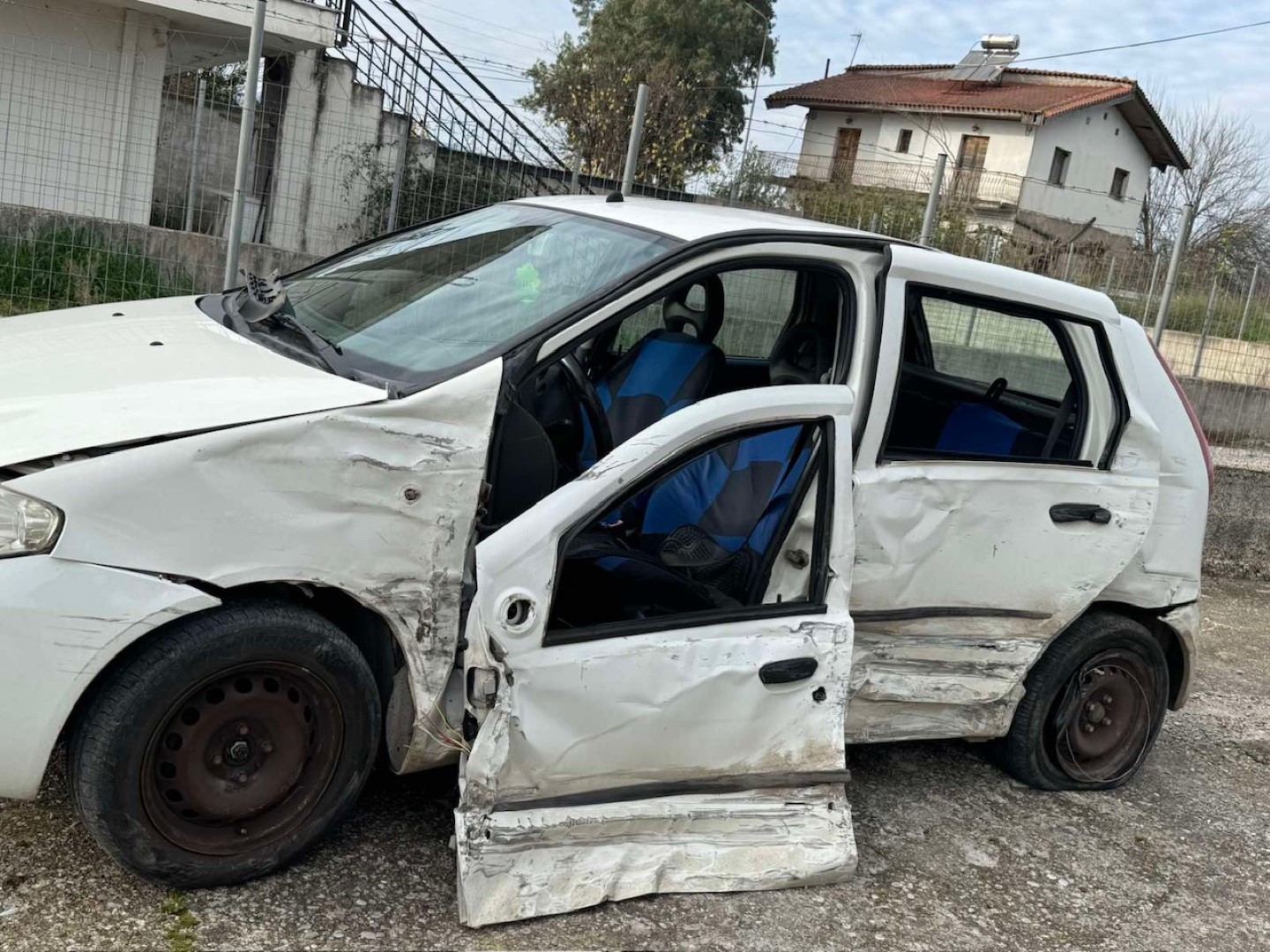 Τροχαίο στο Αγρίνιο: Αυτοκίνητο συγκρούστηκε με φορτηγάκι και κατέληξε ...
