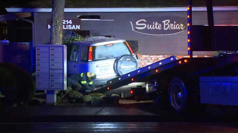 Car crashes into Gresham apartment complex, displacing family