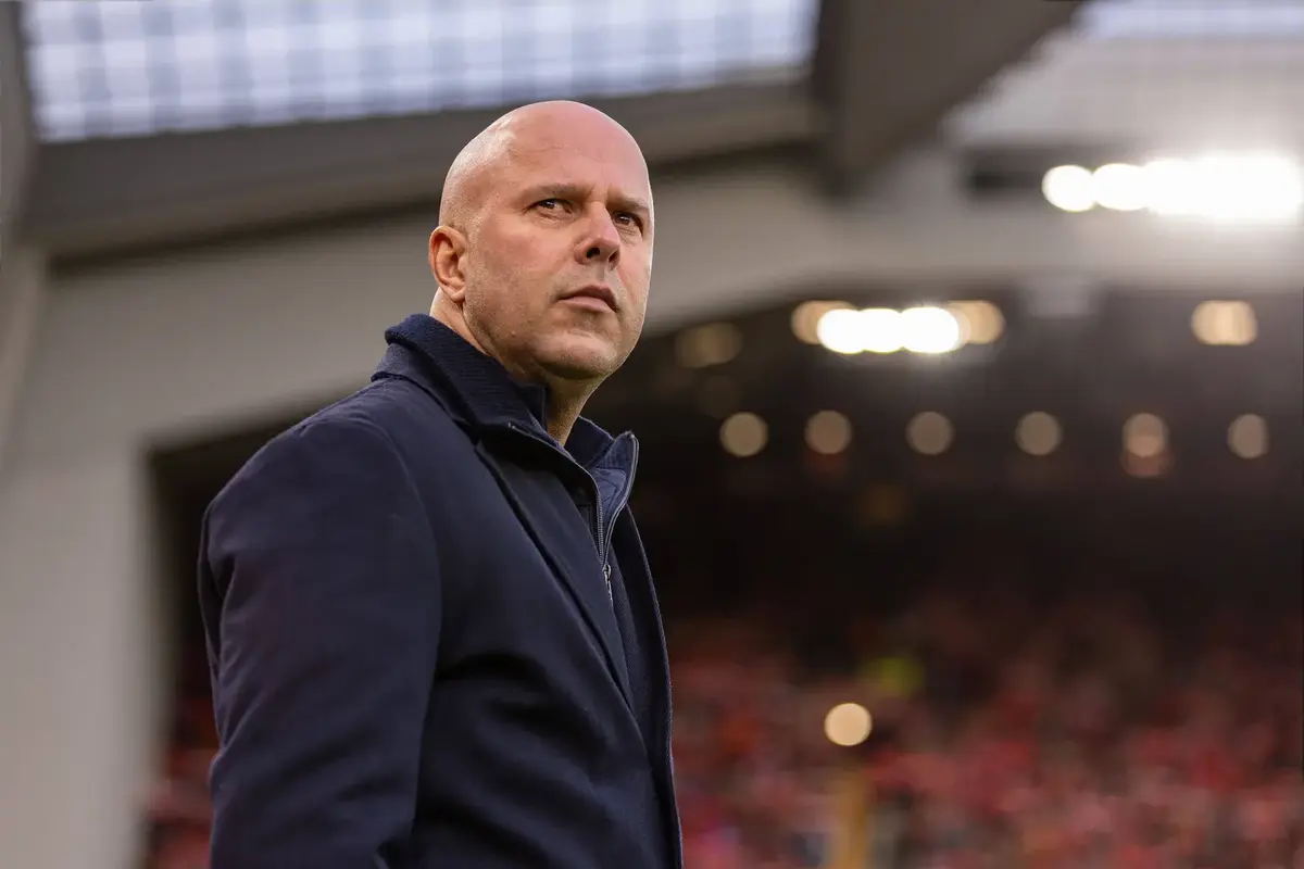 Arne Slot takes aim at Micky van der Ven