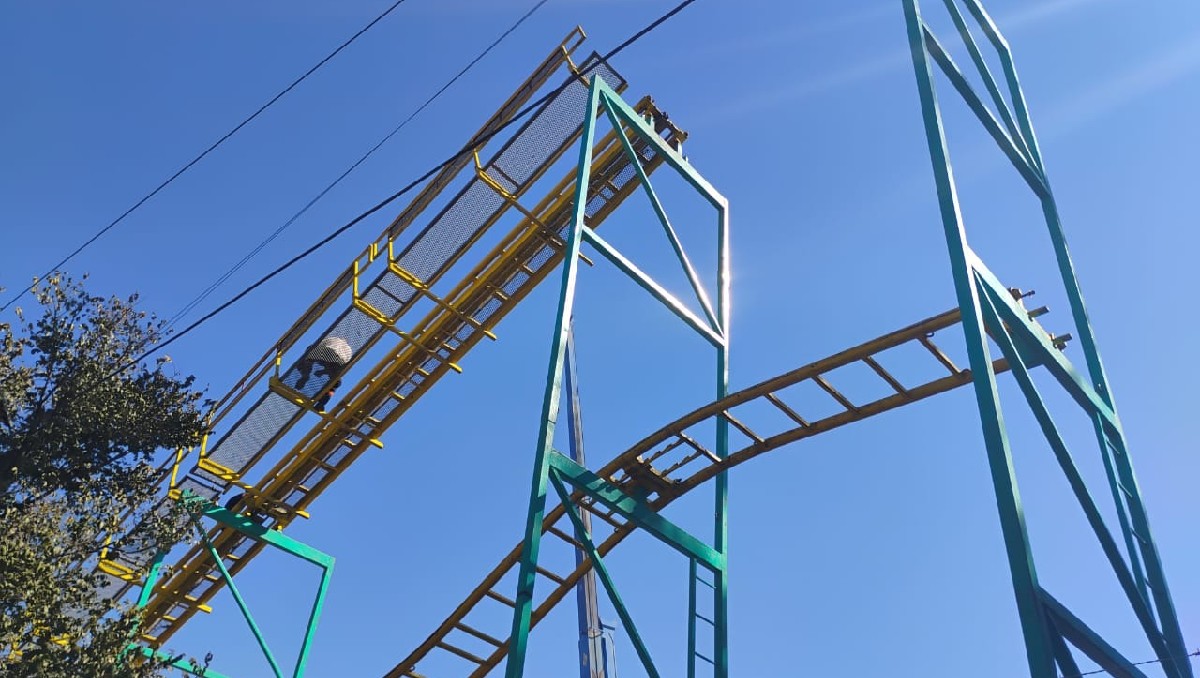 Inicia instalación de juegos mecánicos rumbo a la Feria de León 2026