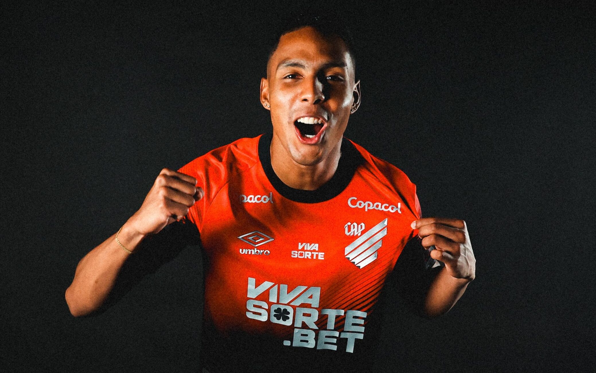 Athletico confirma volante colombiano como primeiro reforço para 2026