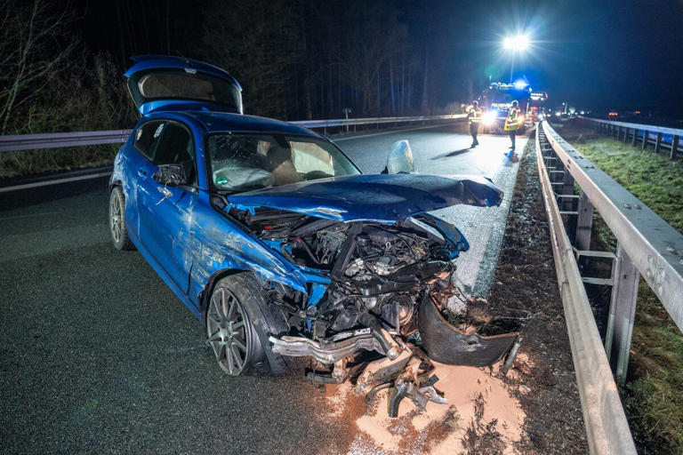 Kontrolle verloren: BMW-Fahrerin (29) schleudert 100 Meter über Autobahn
