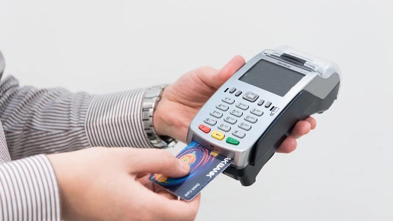 Why cybersecurity experts say you should stop using your debit card ...