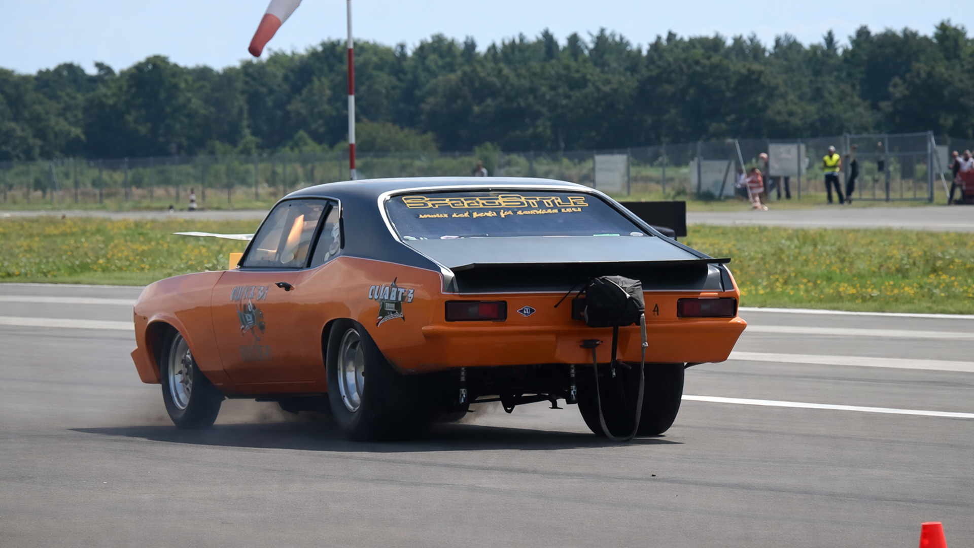 American V8 engine sound with loud revs