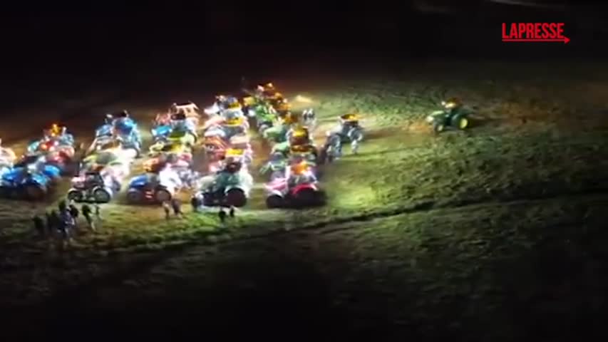 The choreography of 40 tractors forming a Christmas tree and lighting ...