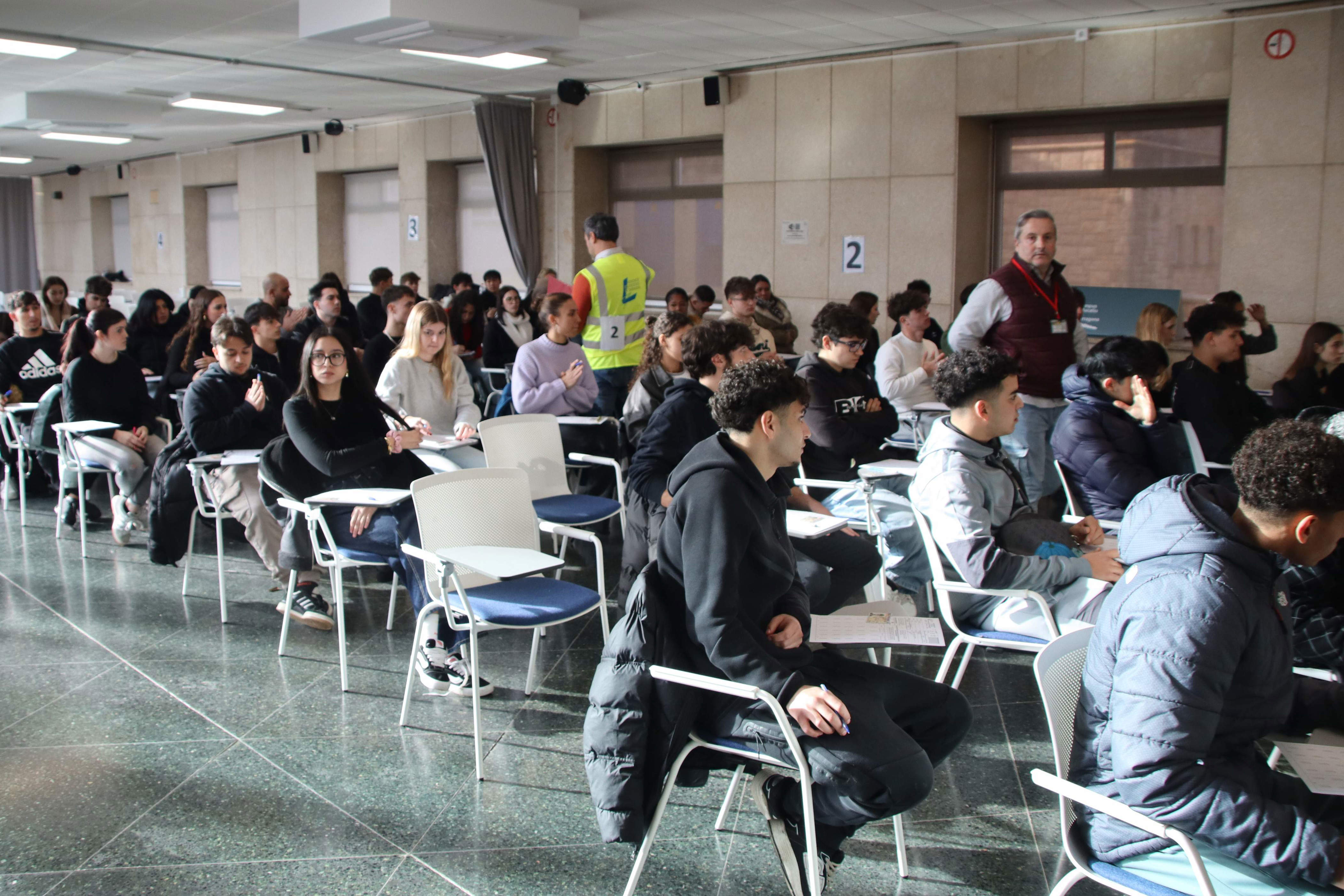 3.000 personas al macroexamen teórico de conducir en Tarragona