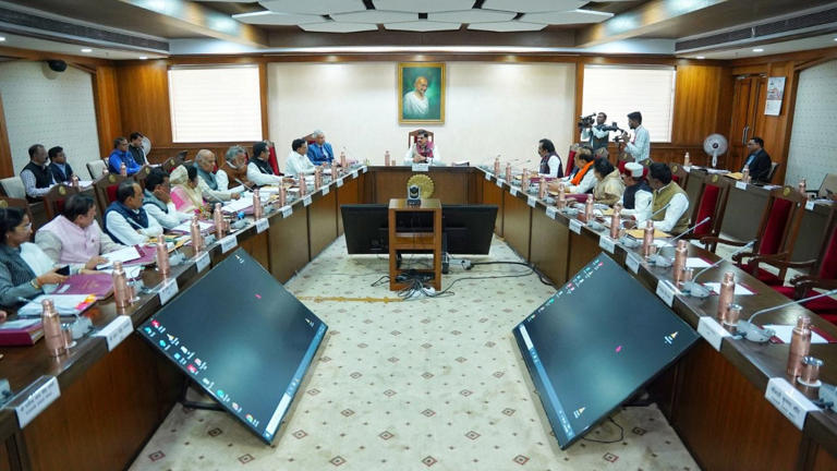 ₹2,508 करोड़ के प्रोजेक्ट्स को मंजूरी, जानें MP मंत्रिपरिषद की बैठक के ...