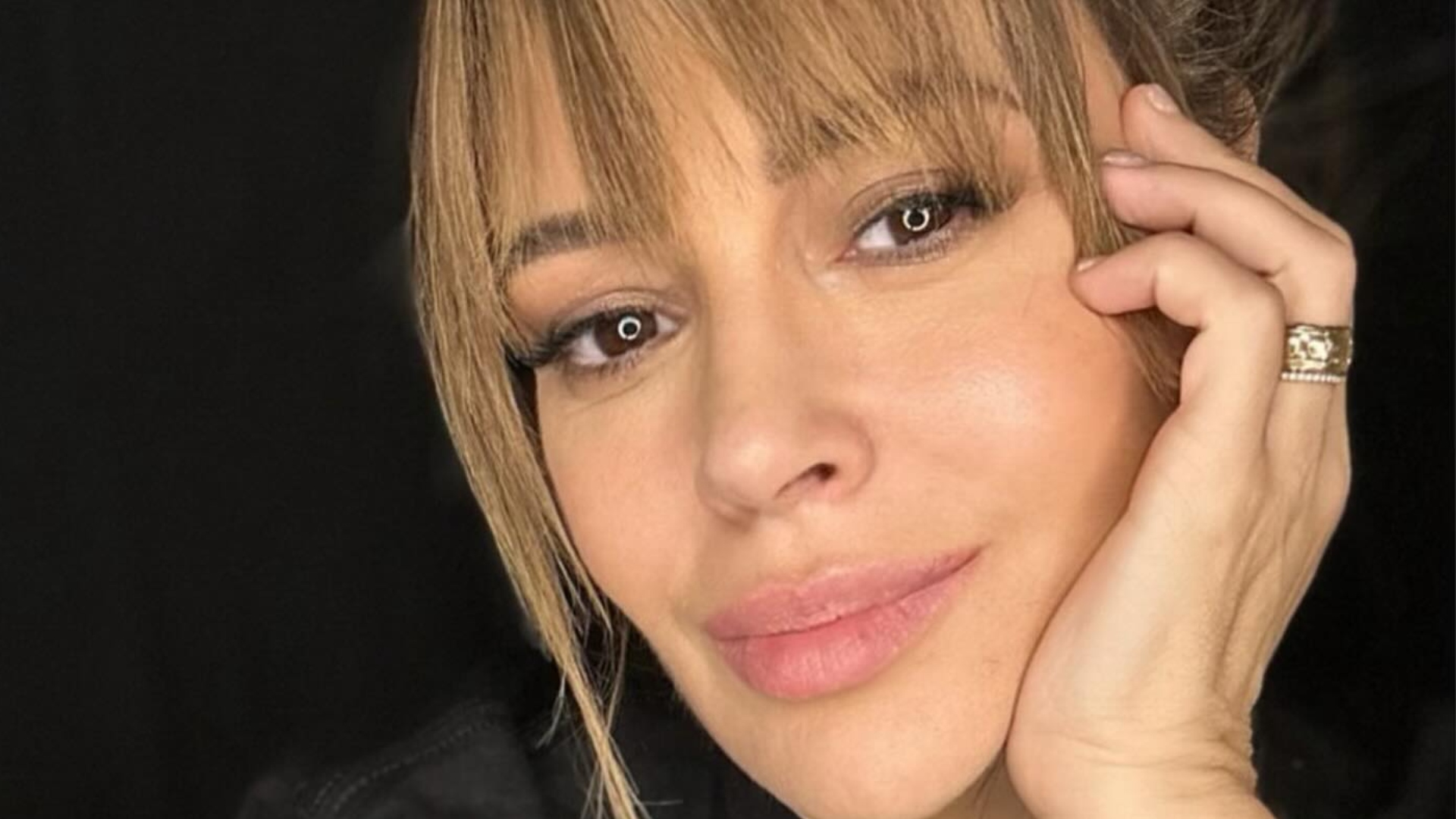 Para comemorar seu 53º aniversário, Alyssa Milano aparece sem maquiagem