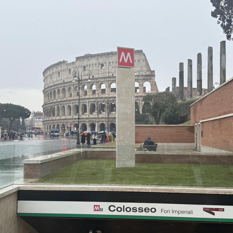 La fermata al Colosseo della Metro C fa discutere, ko 2 scale mobili