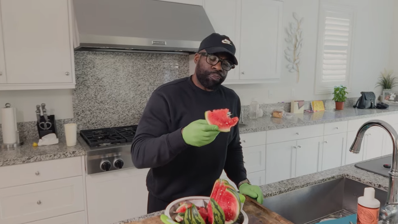 The best way to cut and eat watermelon