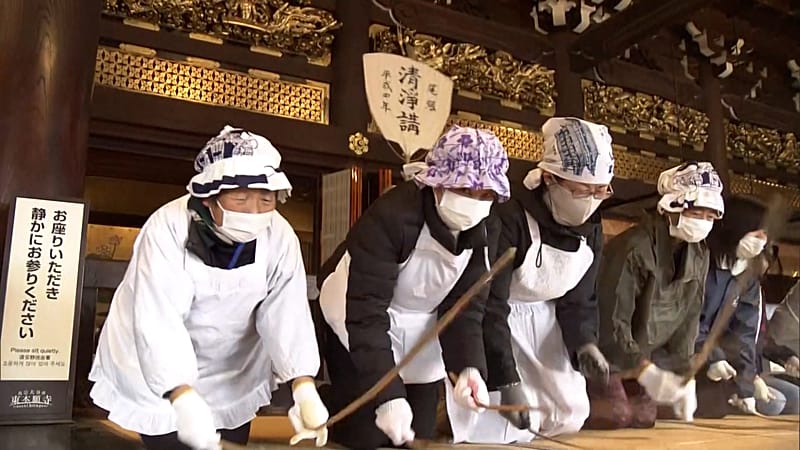 Hundreds join annual year-end clean at Kyoto's major Buddhist temples