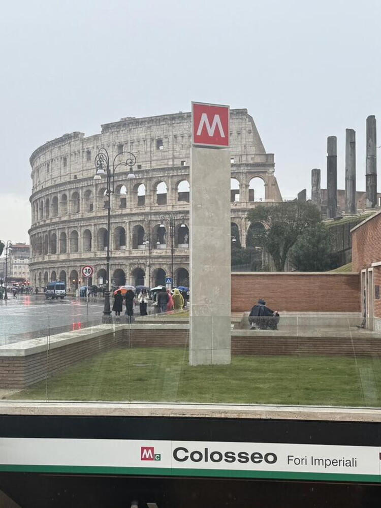 La fermata al Colosseo della Metro C fa discutere, ko 2 scale mobili