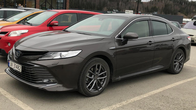 What's the difference between PHEV and hybrid?