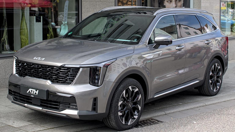 What's the difference between PHEV and hybrid?