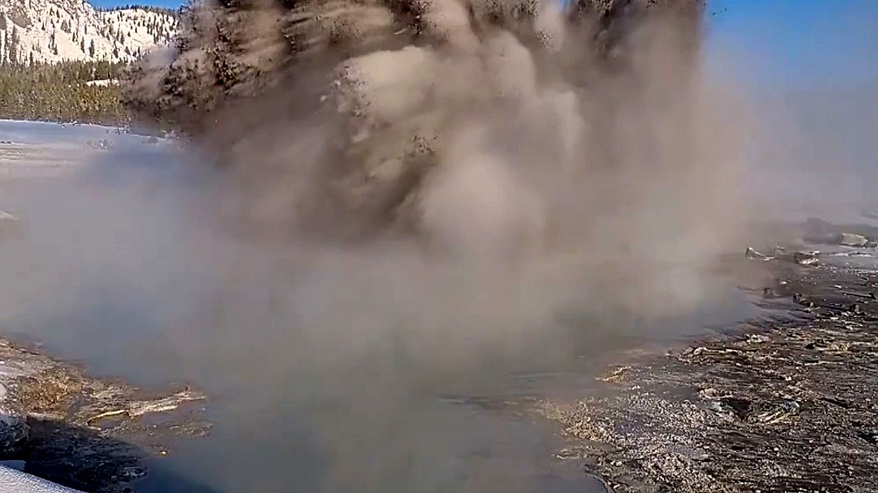 Massive Yellowstone thermal eruption caught on camera