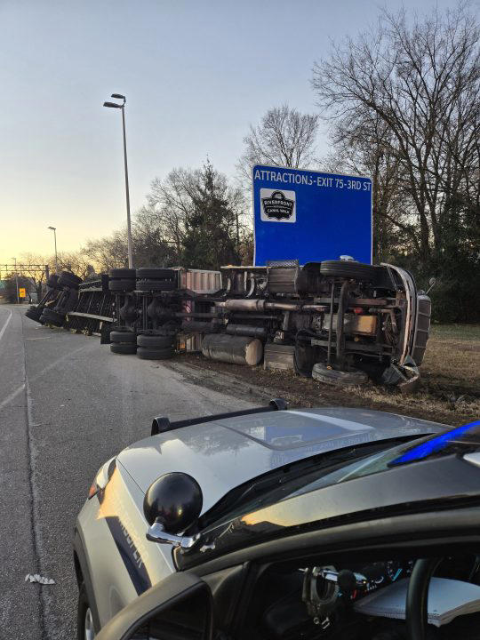 Tractor-trailer crash spills metal beams across I-95 South in Richmond