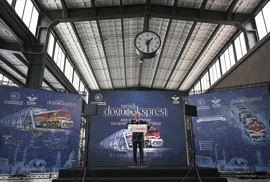 Bakan Uraloğlu, Turistik Doğu Ekspresi'nin yeni sezondaki ilk seferini ...