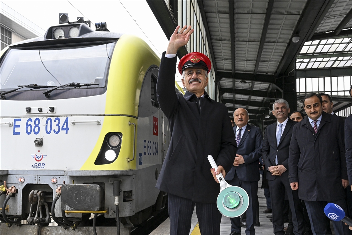 Bakan Uraloğlu, Turistik Doğu Ekspresi'nin yeni sezondaki ilk seferini ...