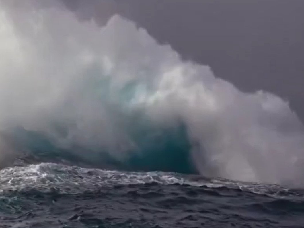 Australia: Giant wave throws water 40 meters high