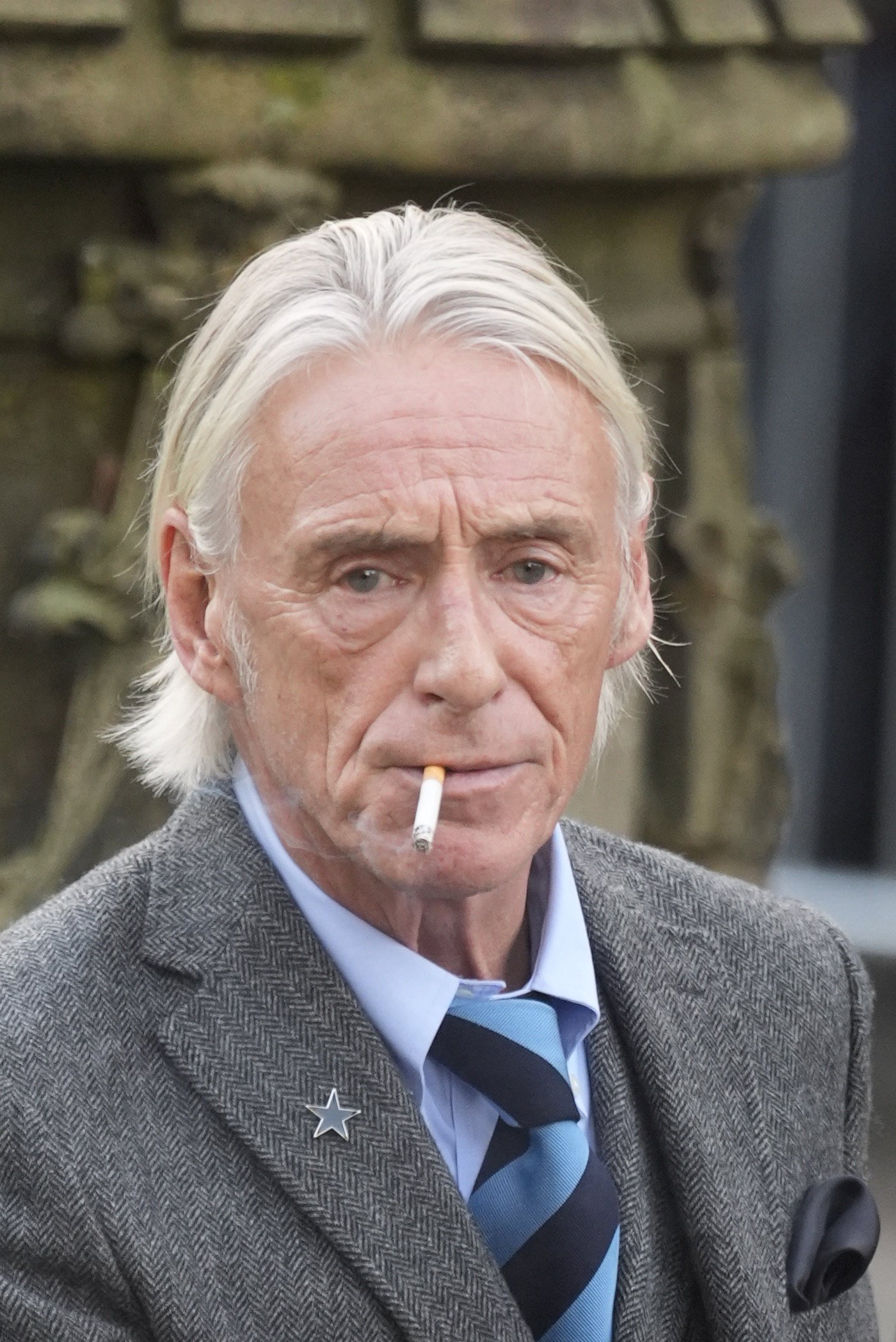 Liam Gallagher carries Gary Mounfield's coffin