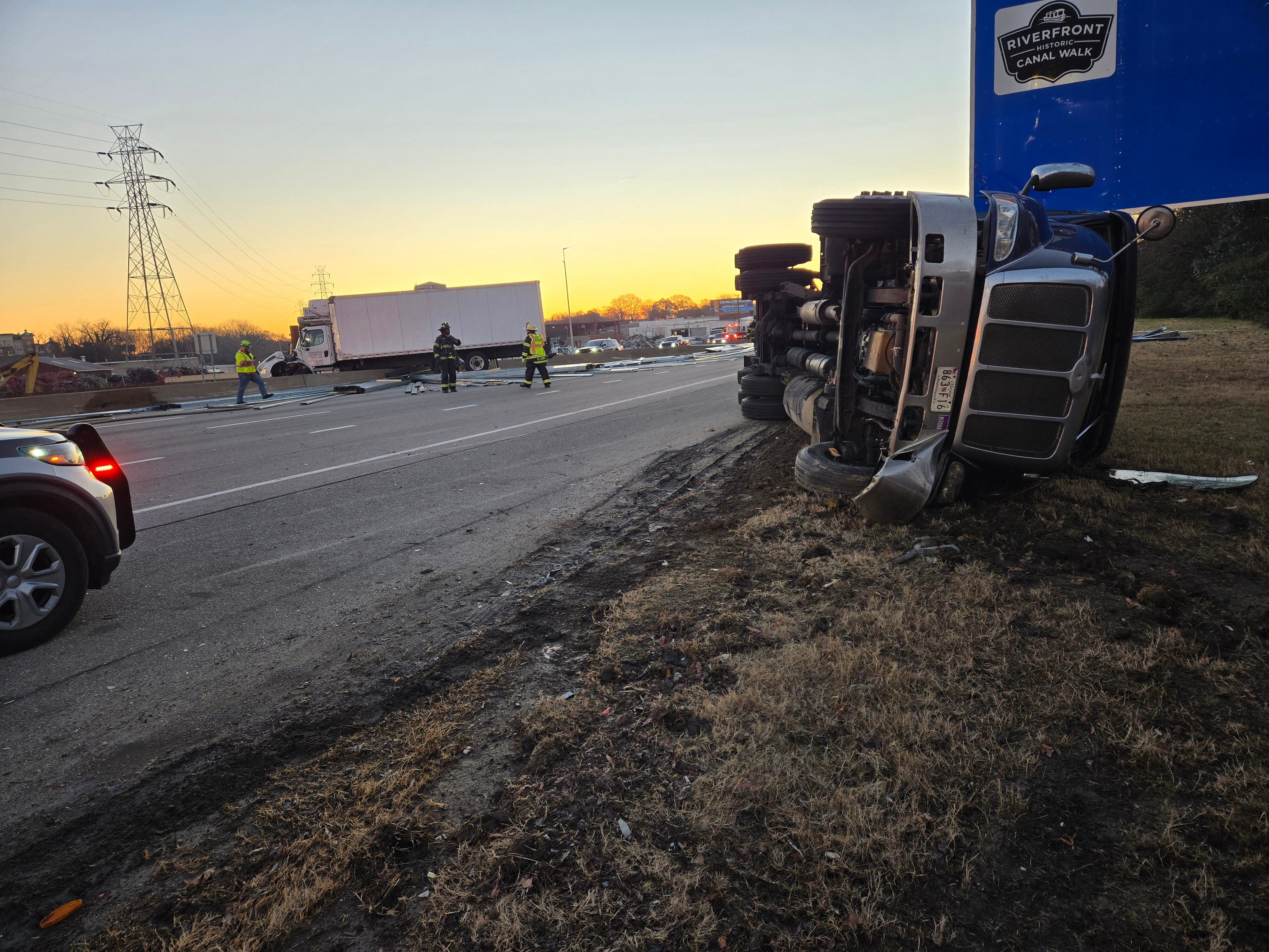 Tractor trailer crash shuts down southbound I-95 in Richmond