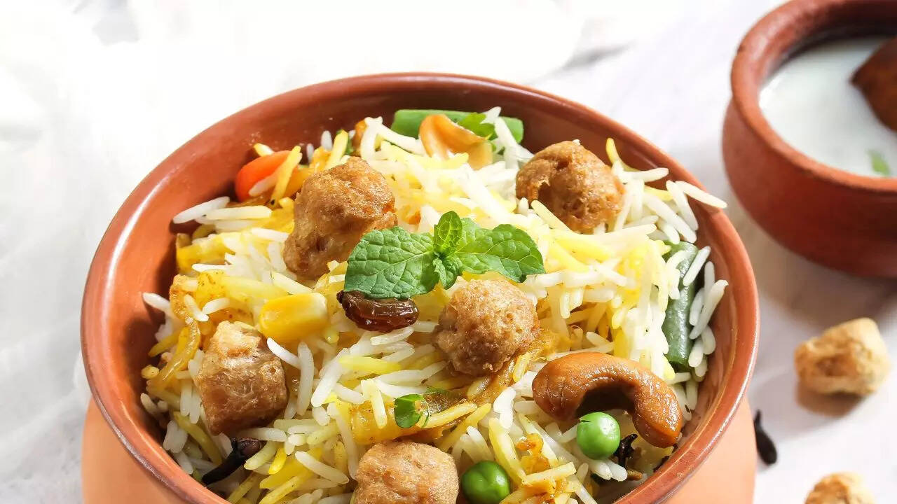 Soya chunks vs soya chaap vs baked beans: Which has more protein and ...