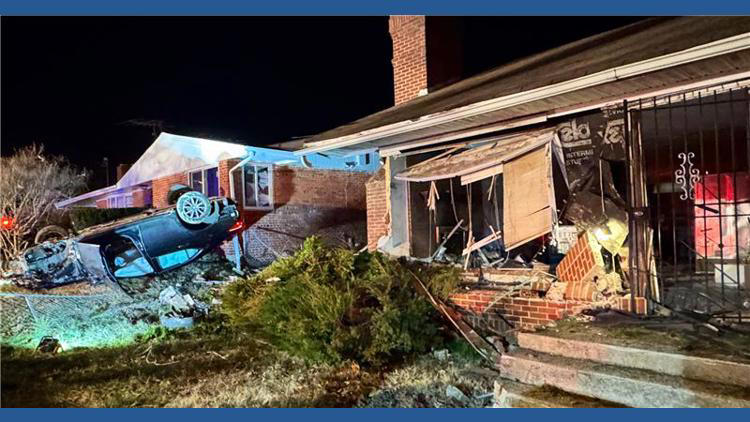 Car crashes into 2 homes in Southeast DC