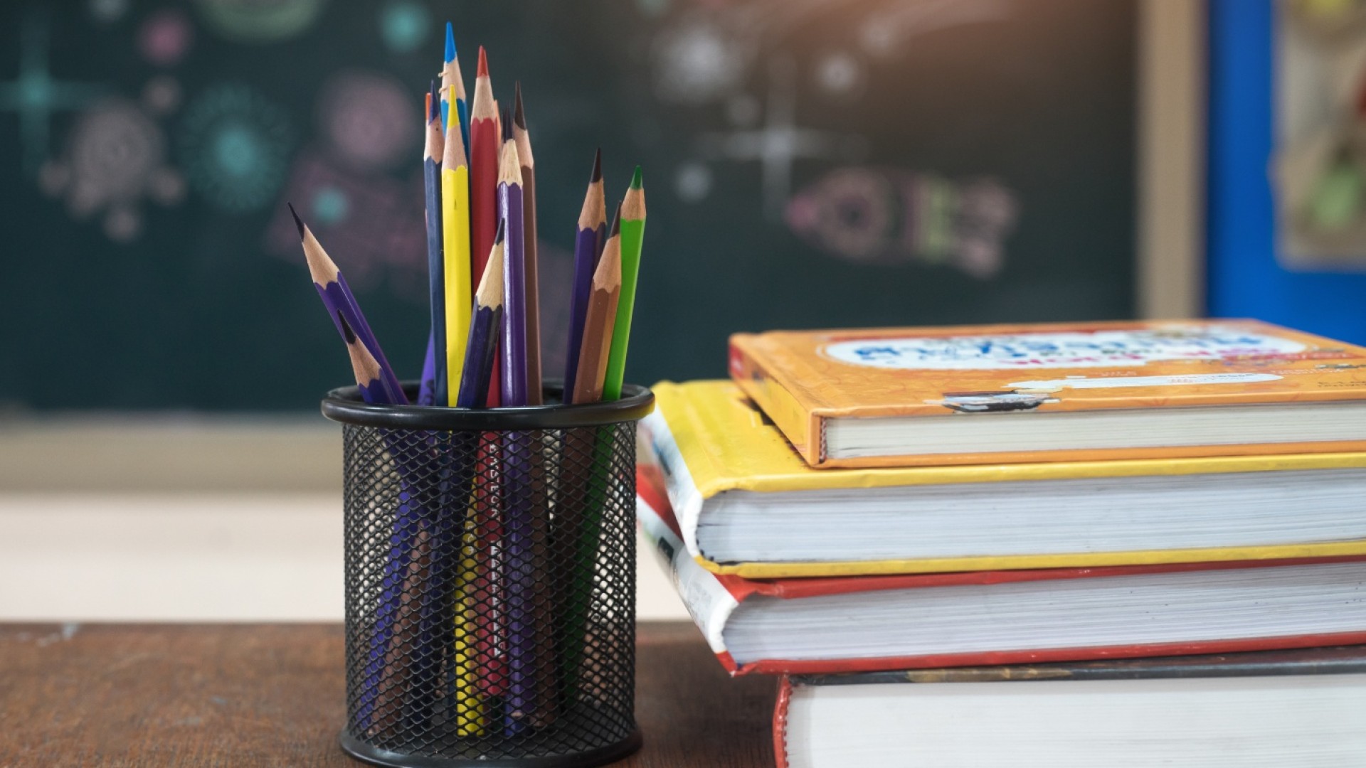 U.S. students are reading less books cover to cover, report shows