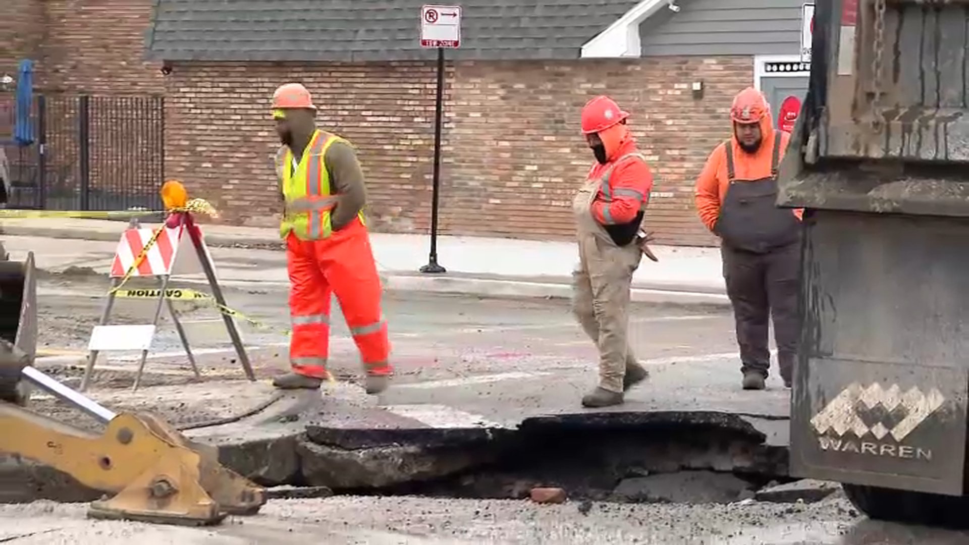 Se abre enorme socavón en el sur de Chicago durante la hora pico matutina