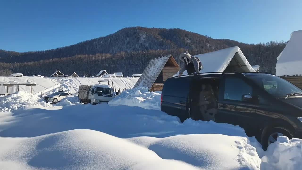 Woman fails jump from car roof into snow in Xinjiang, China