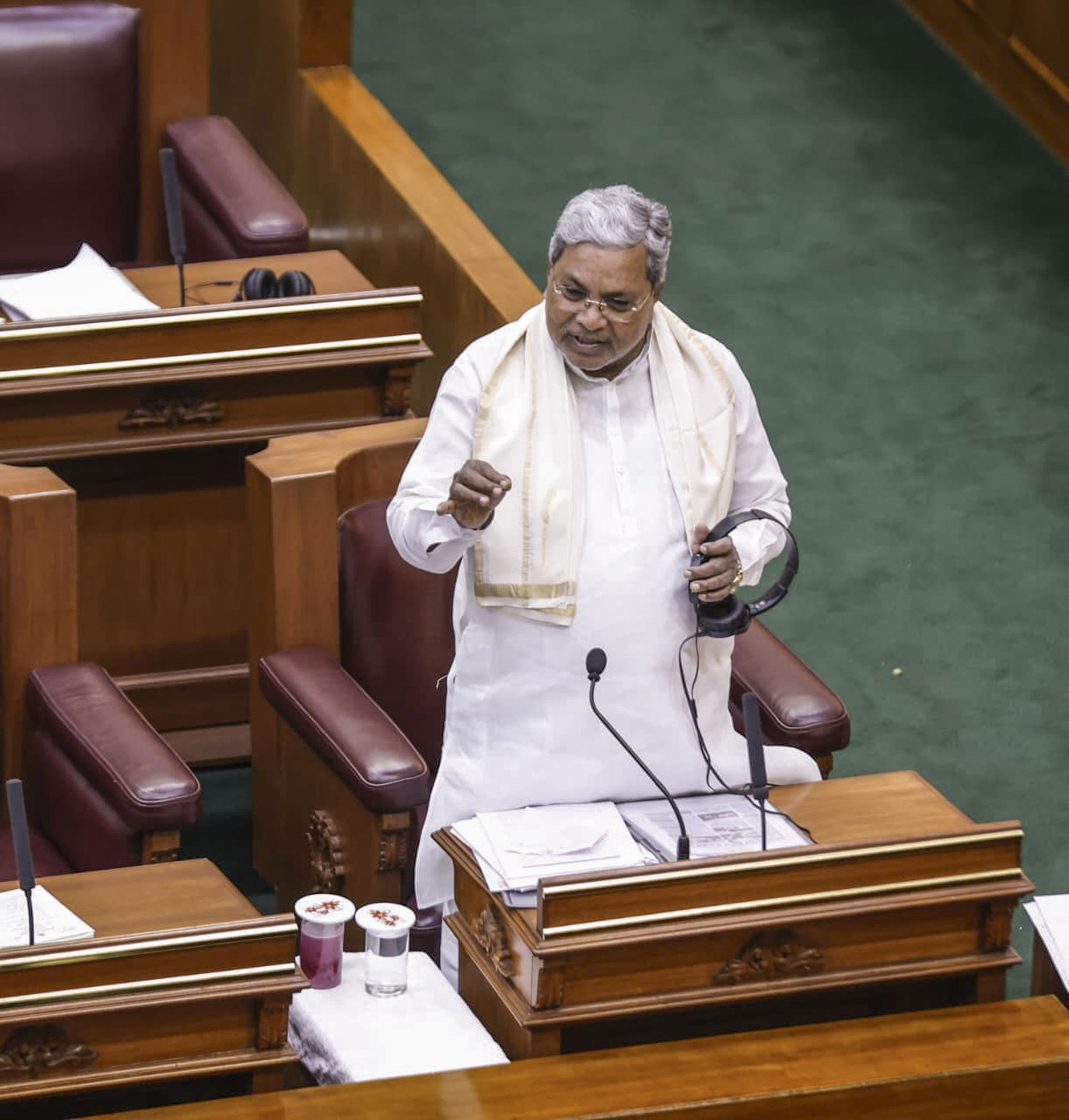 Leadership row: No issues in K'taka Cong to resolve, says DKS; CM puts ...